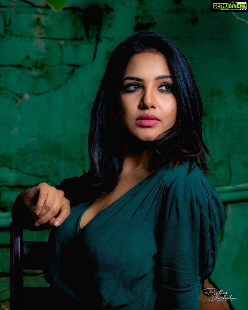 Pavani Reddy Instagram – Peace begins with a smile 😊🙃😁 PC : @anu ...