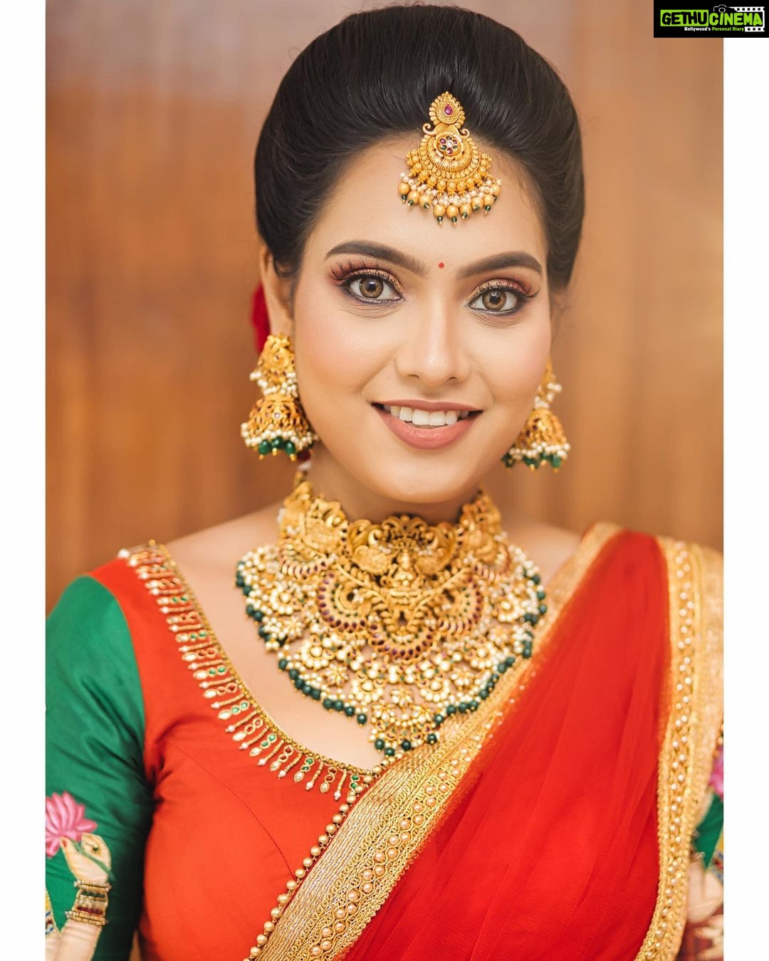 Pavithra Janani Instagram – Classy n Sassy! 🖤 Mua @aishu_makeup ...