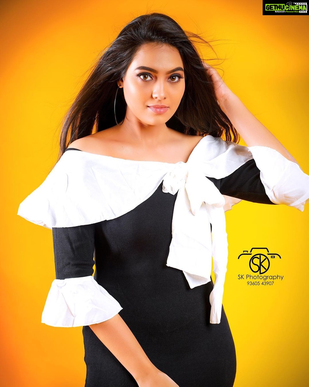 Pavithra Janani Instagram – Classy n Sassy! 🖤 Mua @aishu_makeup ...