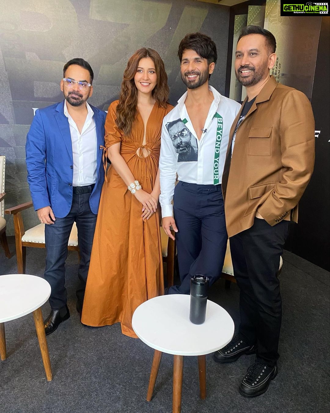 Raashi Khanna Instagram – Calm before the storm. Midnight..! #farzi 💰 | Gethu Cinema