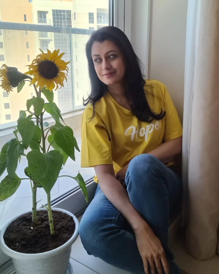 Actress Reenu Mathews HD Photos and Wallpapers April 2023 - Gethu Cinema