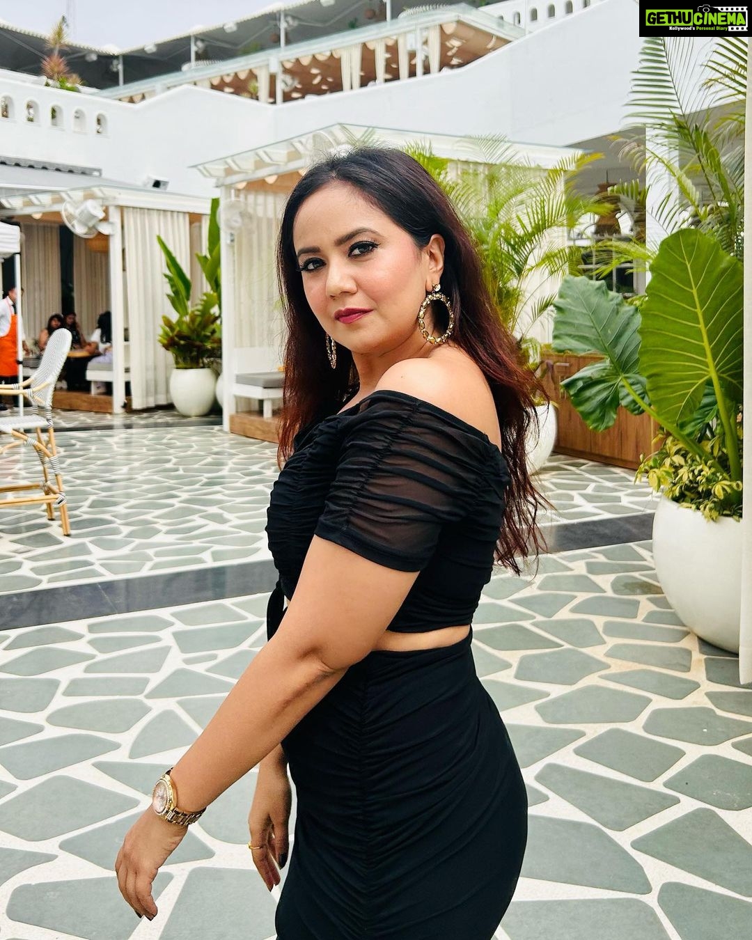 Roopal Tyagi Instagram – 🖤 🥘 👨‍👩‍👧‍👦 #ootd #bengaluru #newplaces Oia ...