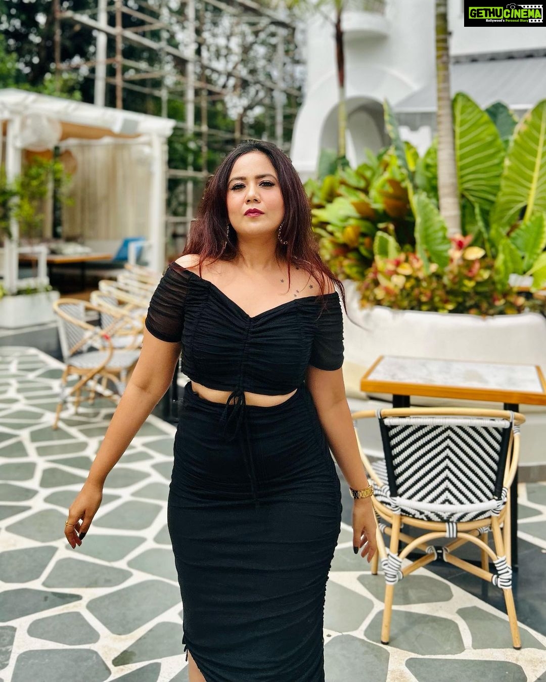 Roopal Tyagi Instagram – 🖤 🥘 👨‍👩‍👧‍👦 #ootd #bengaluru #newplaces Oia ...