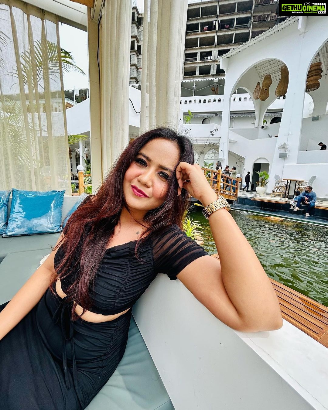 Roopal Tyagi Instagram – 🖤 🥘 👨‍👩‍👧‍👦 #ootd #bengaluru #newplaces Oia ...