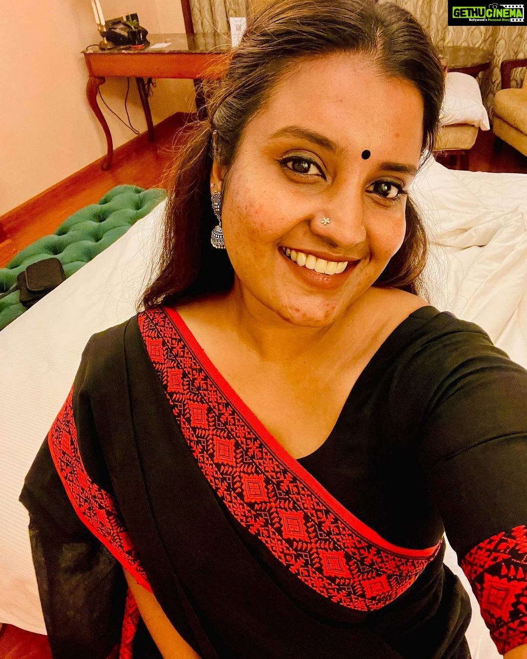 Roshna Ann Roy Instagram – ♥️🖤 . . Chennai, India | Gethu Cinema