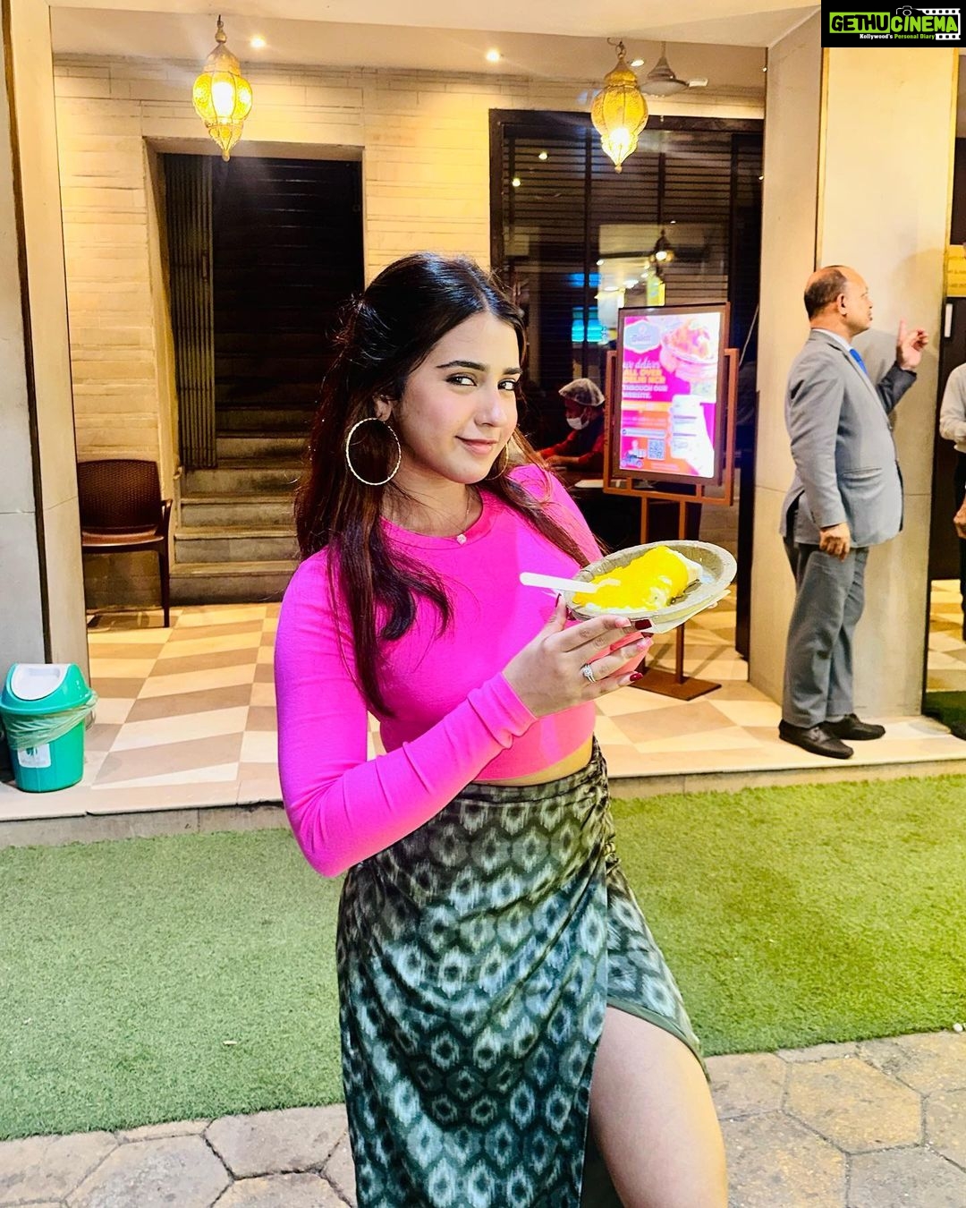 Roshni Walia Instagram – The key to my heart is kulfi falooda 🥰🔚 Delhi ...