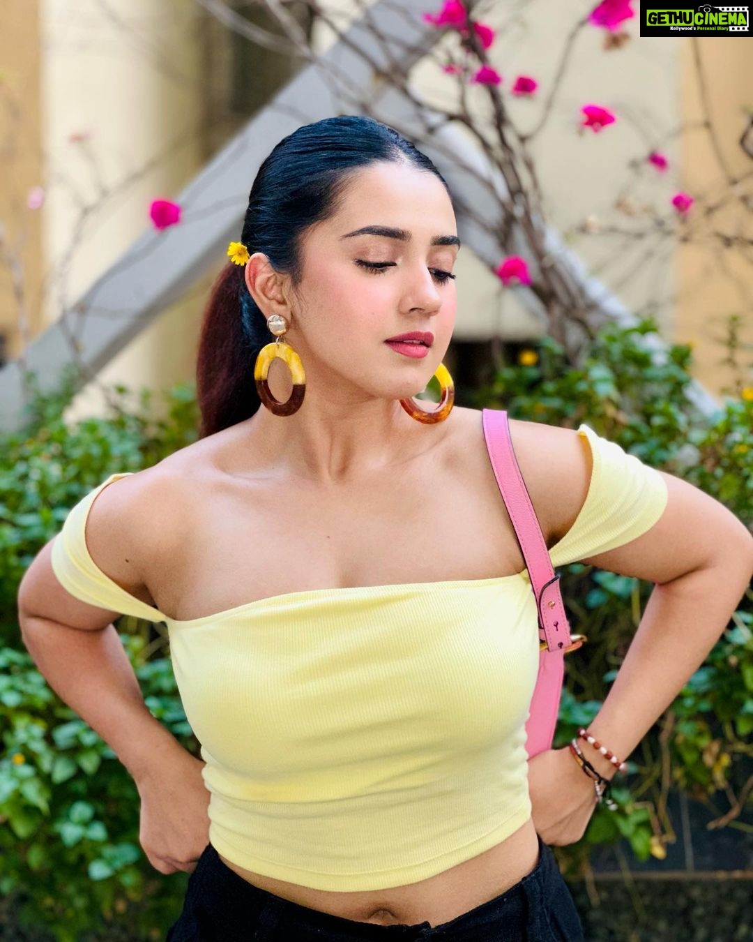 Roshni Walia Instagram – Gimme love 💛🔚 India | Gethu Cinema