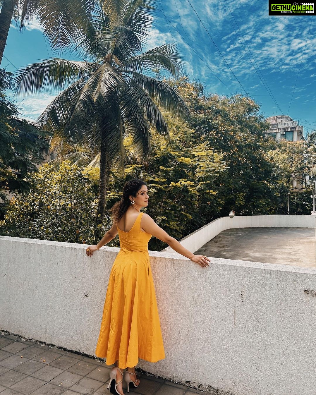 Sanya Malhotra Instagram – 💛🌻💛🌝 👗 @spacemuffin27 💄 @natasha_mathias_ 📸 ...