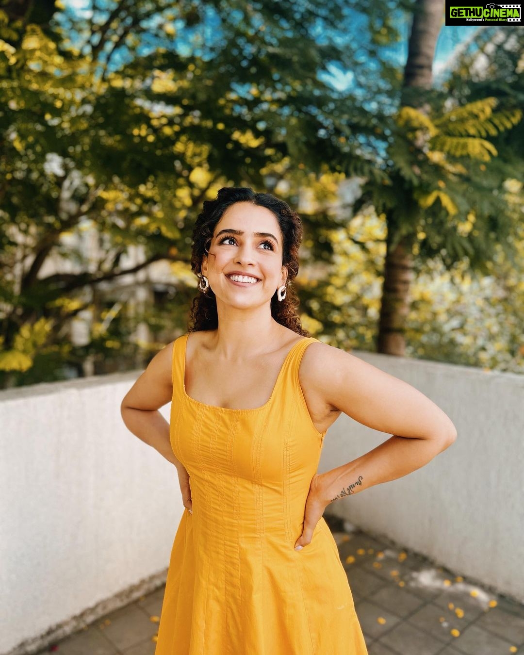 Sanya Malhotra Instagram – 💛🌻💛🌝 👗 @spacemuffin27 💄 @natasha_mathias_ 📸 ...
