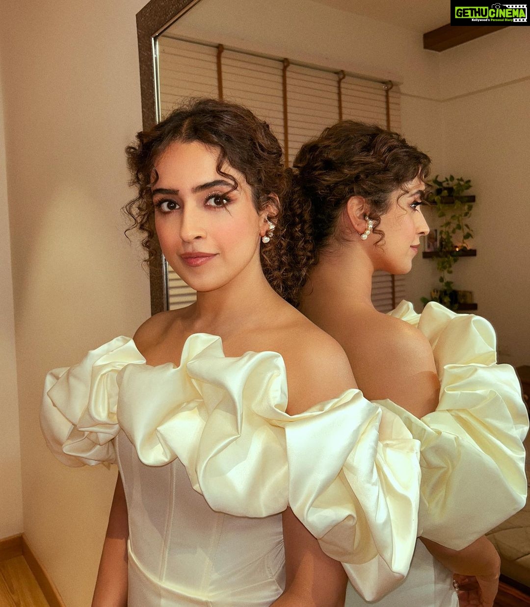 Sanya Malhotra Instagram – 🤍😁🤍😏 💄 @natasha_mathias_ 👗 @spacemuffin27 ...