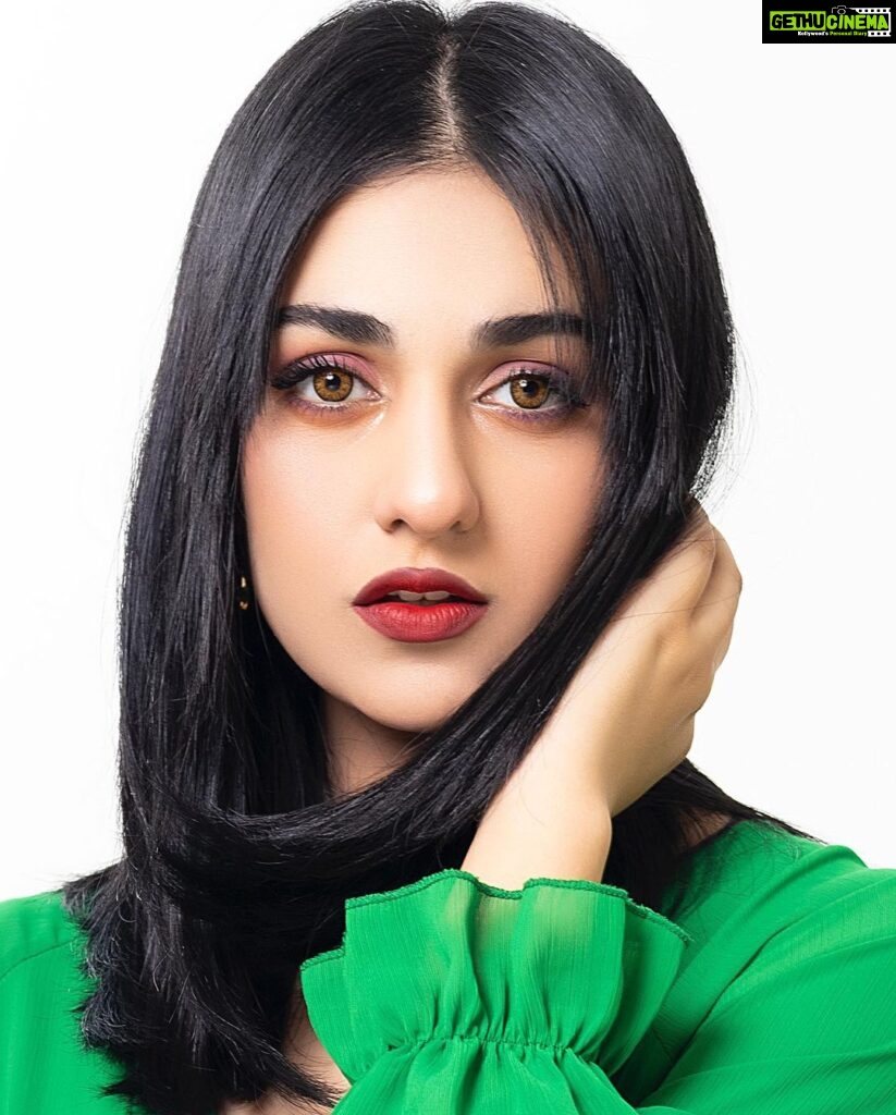 Actress Sarah Khan HD Instagram Photos and Wallpapers December 2022 ...