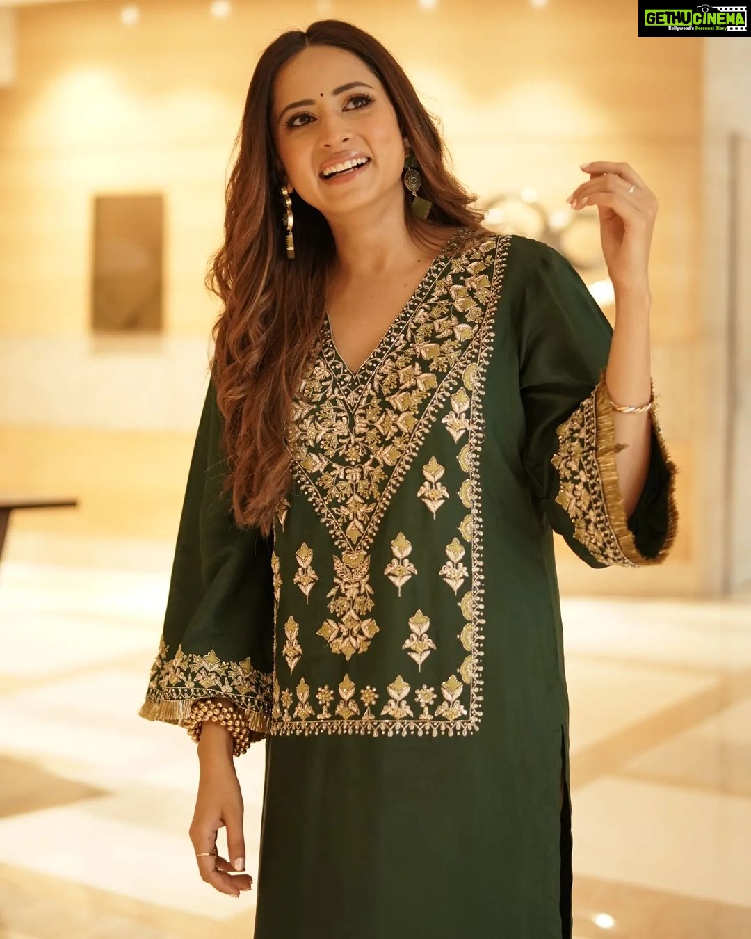 Sargun Mehta Instagram – “Inn aankhon ki masti ke, mastane hazaaron hai ...