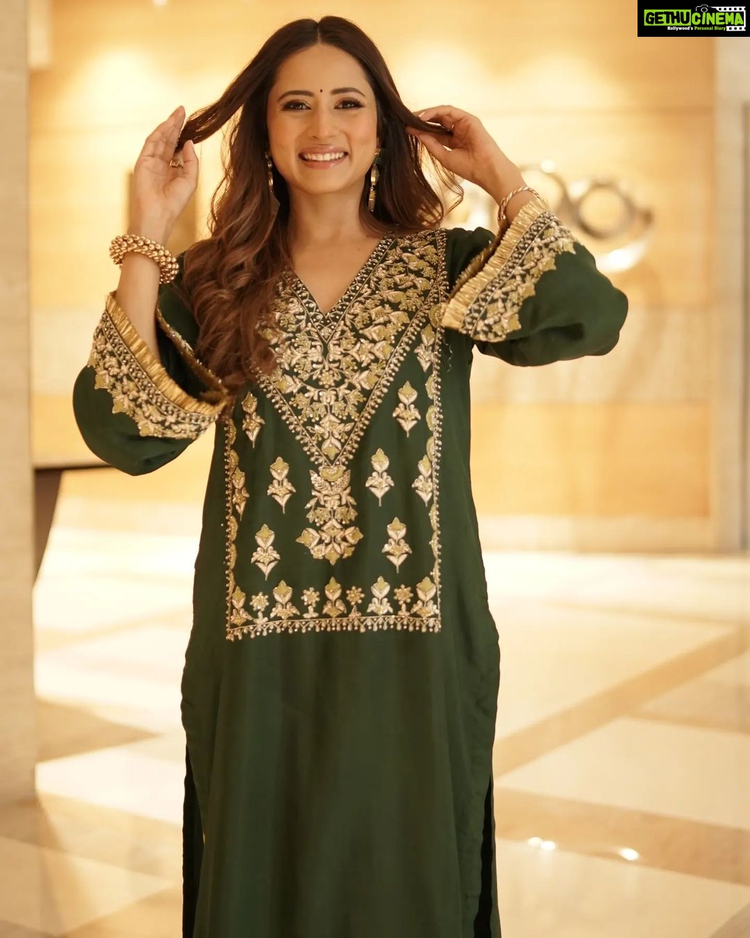 Sargun Mehta Instagram – “Inn aankhon ki masti ke, mastane hazaaron hai ...