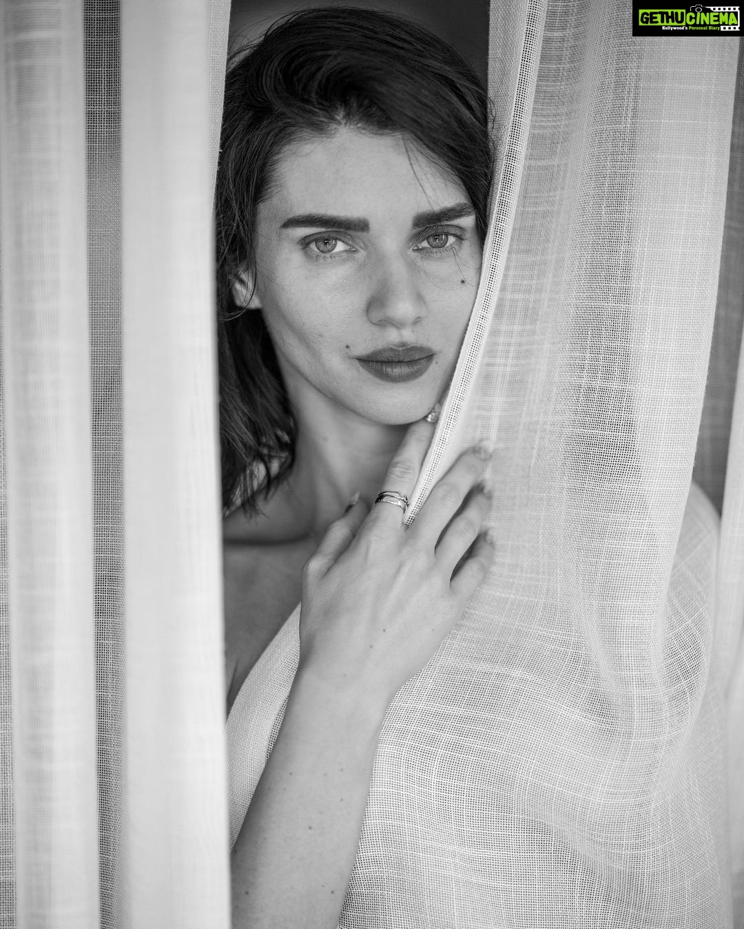 Actress Scarlett Mellish Wilson HD Instagram Photos and Wallpapers ...