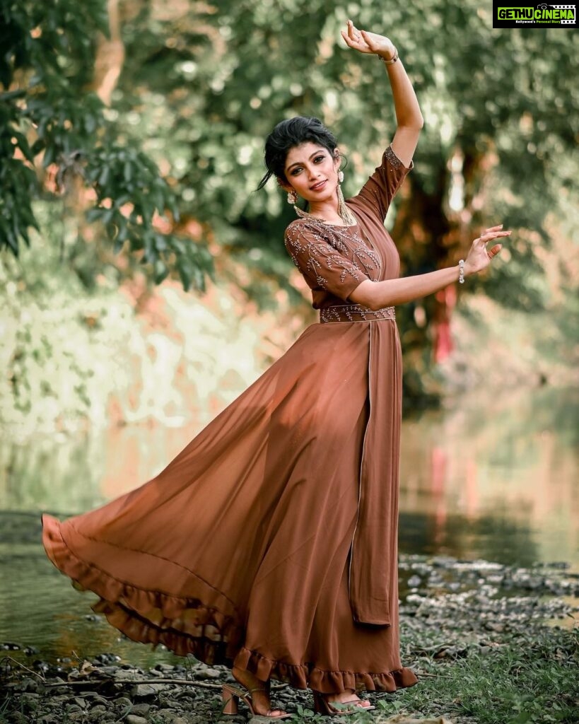 Actress Shruthi Rajanikanth HD Instagram Photos and Wallpapers May 2023 ...