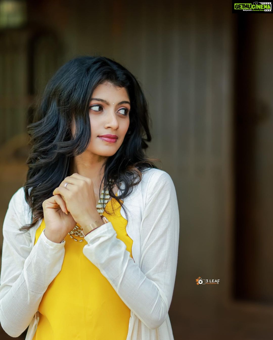 Shruthi Rajanikanth Instagram – Pleasant 💛 📸 @3leaf_photography Mua @merinmetildamua Costume ...