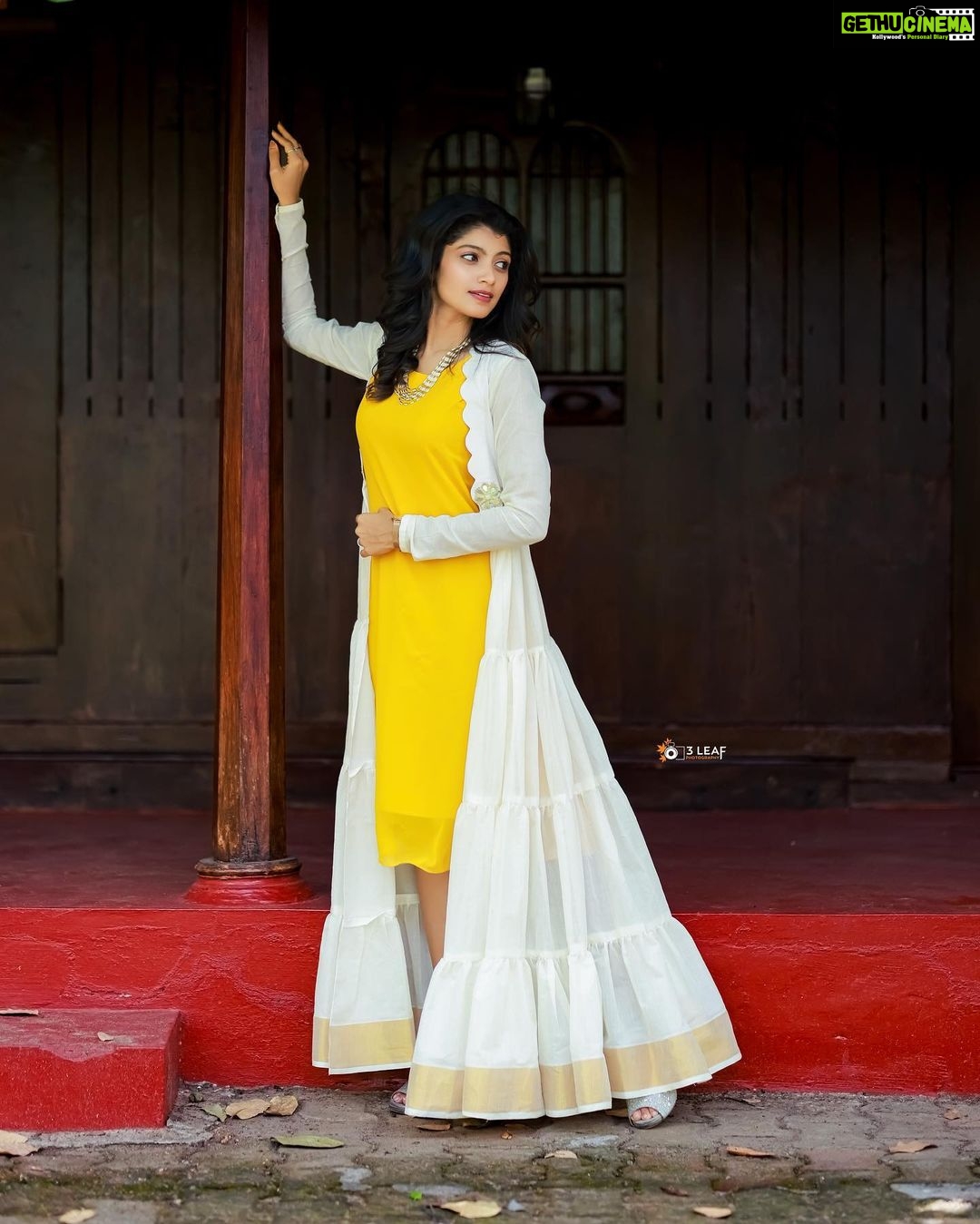 Shruthi Rajanikanth Instagram – Pleasant 💛 📸 @3leaf_photography Mua ...