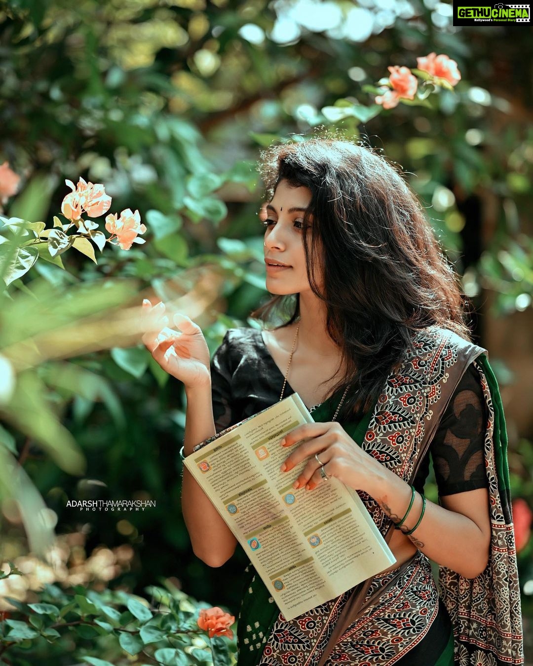 Shruthi Rajanikanth Instagram – 🍂 ഇതളുകൾ ☘️🍀 📸 @adarsh_thamarakshan ...