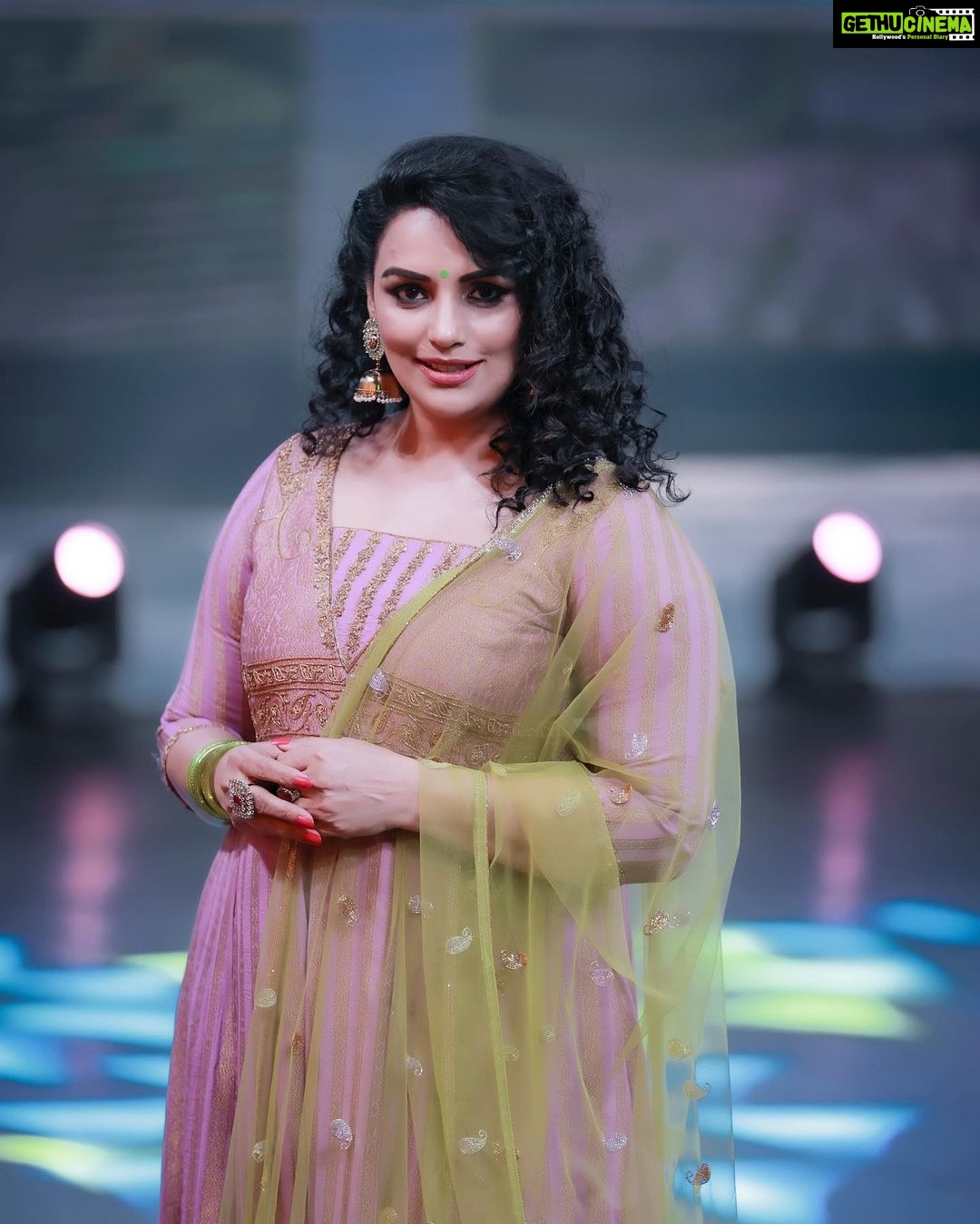 Shweta Menon Instagram – #shwethamenon Stylist : @tharunya_vk Wardrobe ...