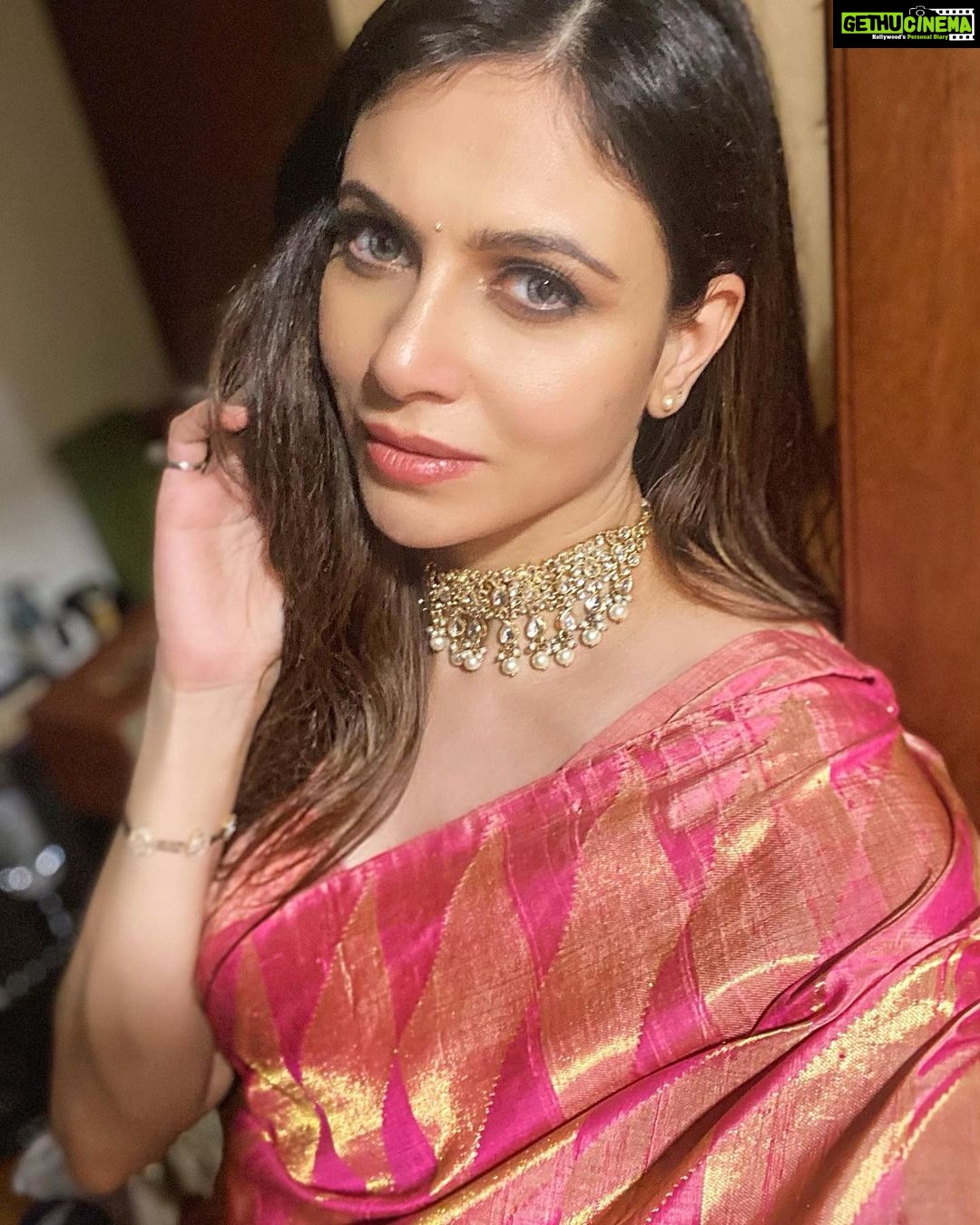 Simran Kaur Mundi Instagram – आँखों से भी दास्ताने लिखी जाती है ...