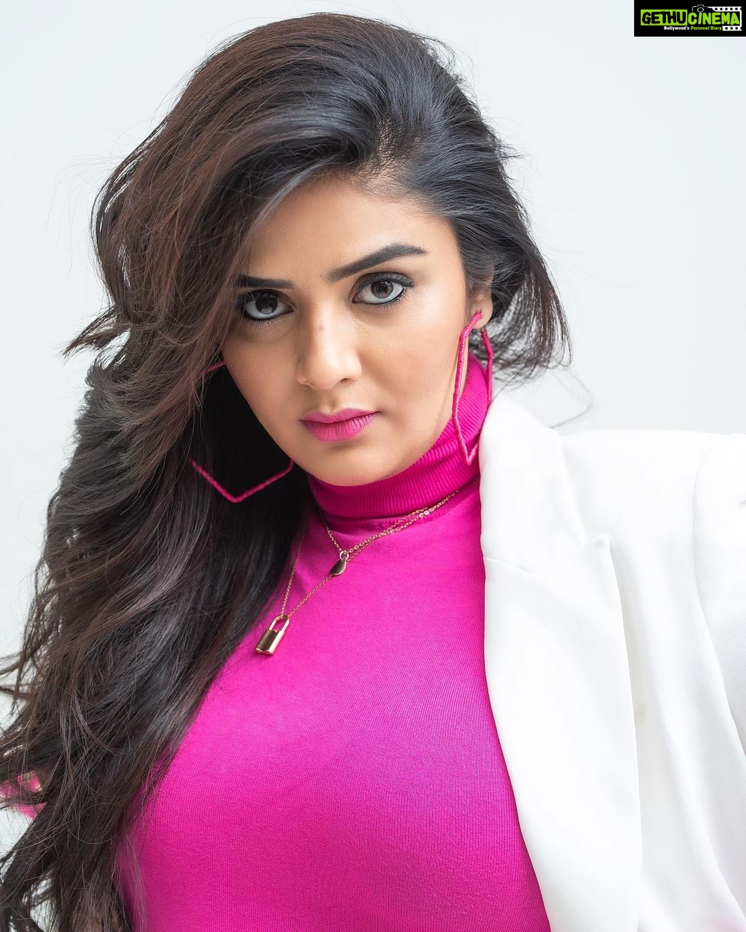 Sreemukhi Instagram – Pinks! 💕 Styled by @greeshma_krishna.k Style team ...