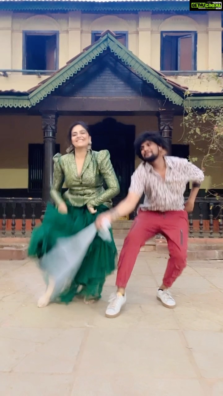 Sreemukhi Instagram – Dhanda Kadiyal Dhasti rumaal 💃🕺 With ...