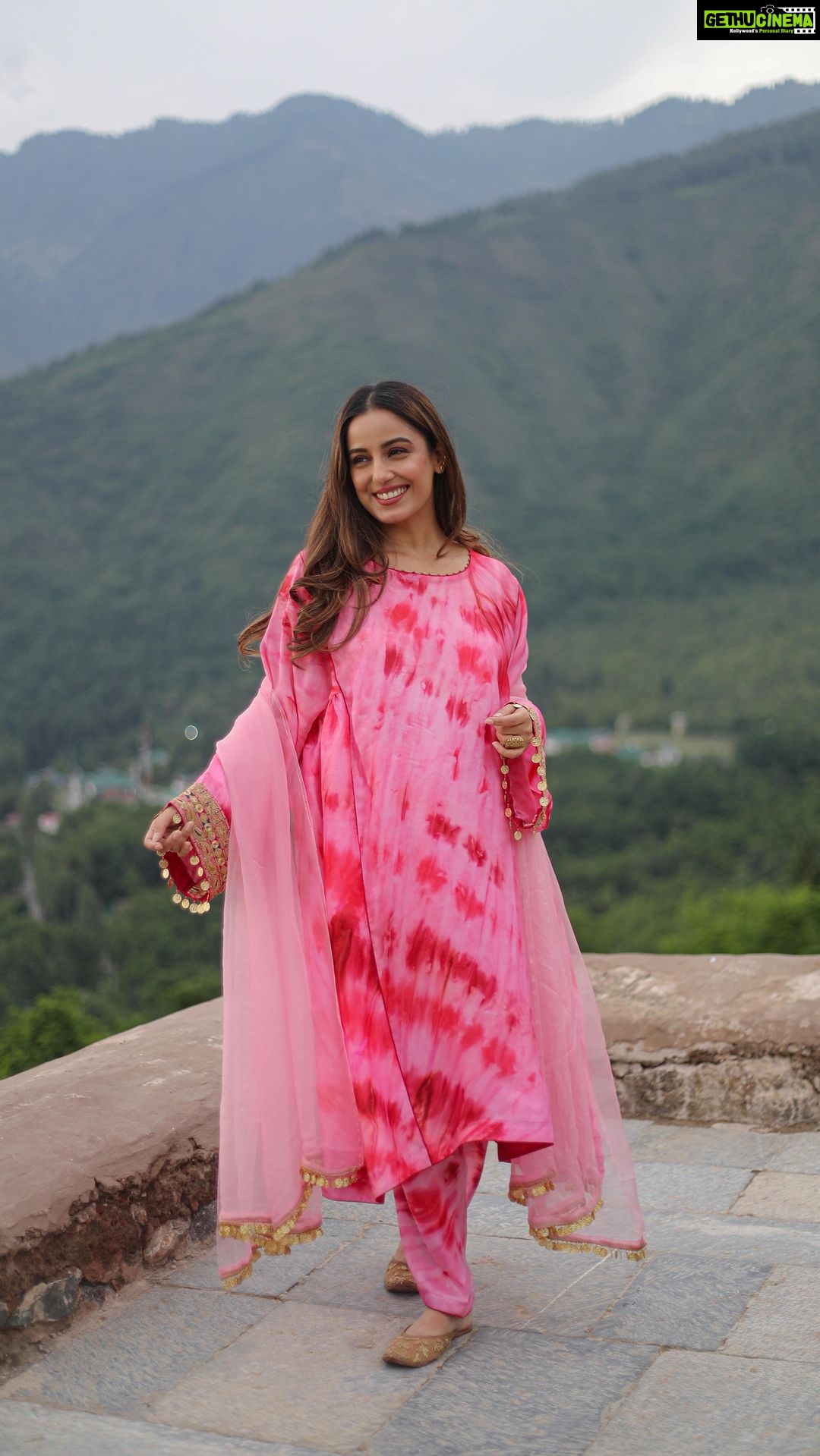 Srishty Rode Instagram – When in #kashmir wear a Kashmiri Outfit! Go to ...