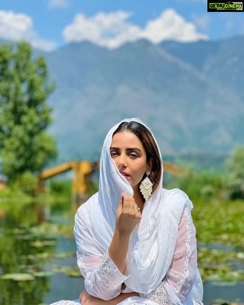 Actress Srishty Rode HD Instagram Photos and Wallpapers June 2023 ...