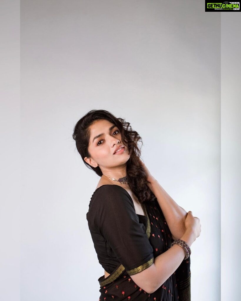 Sunaina Instagram – 🌸 Wearing @bespoke.dhishya shot by @madras_ponnu ...