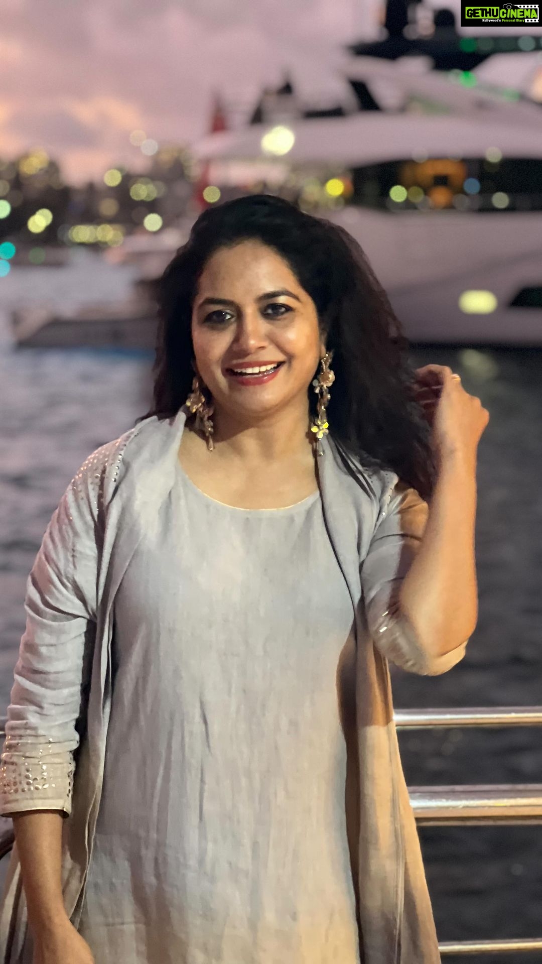 Sunitha Upadrashta Instagram – Happy new year my dear friends🤗🤗🤗 Have a great 2023!! | Gethu Cinema