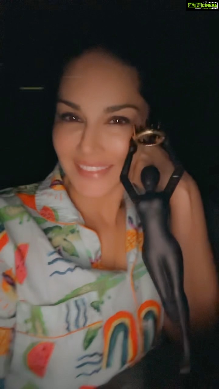 Sunny Leone Instagram – Thanks @pinkvilla for this and an amazing night ...