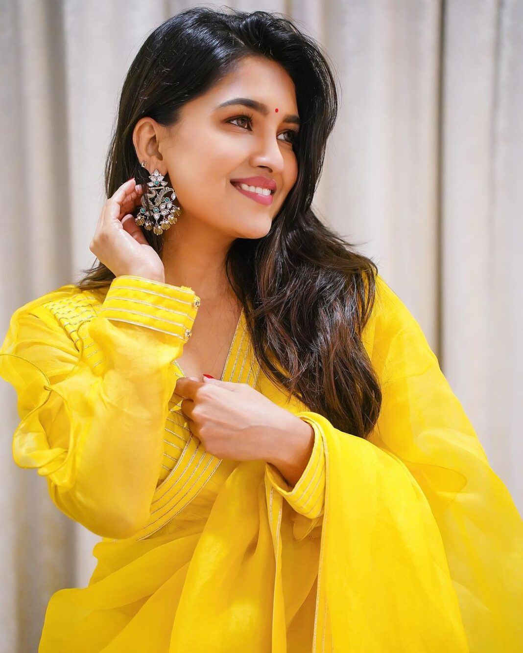 Actress Vani Bhojan HD Photos and Wallpapers September 2022 | Gethu Cinema