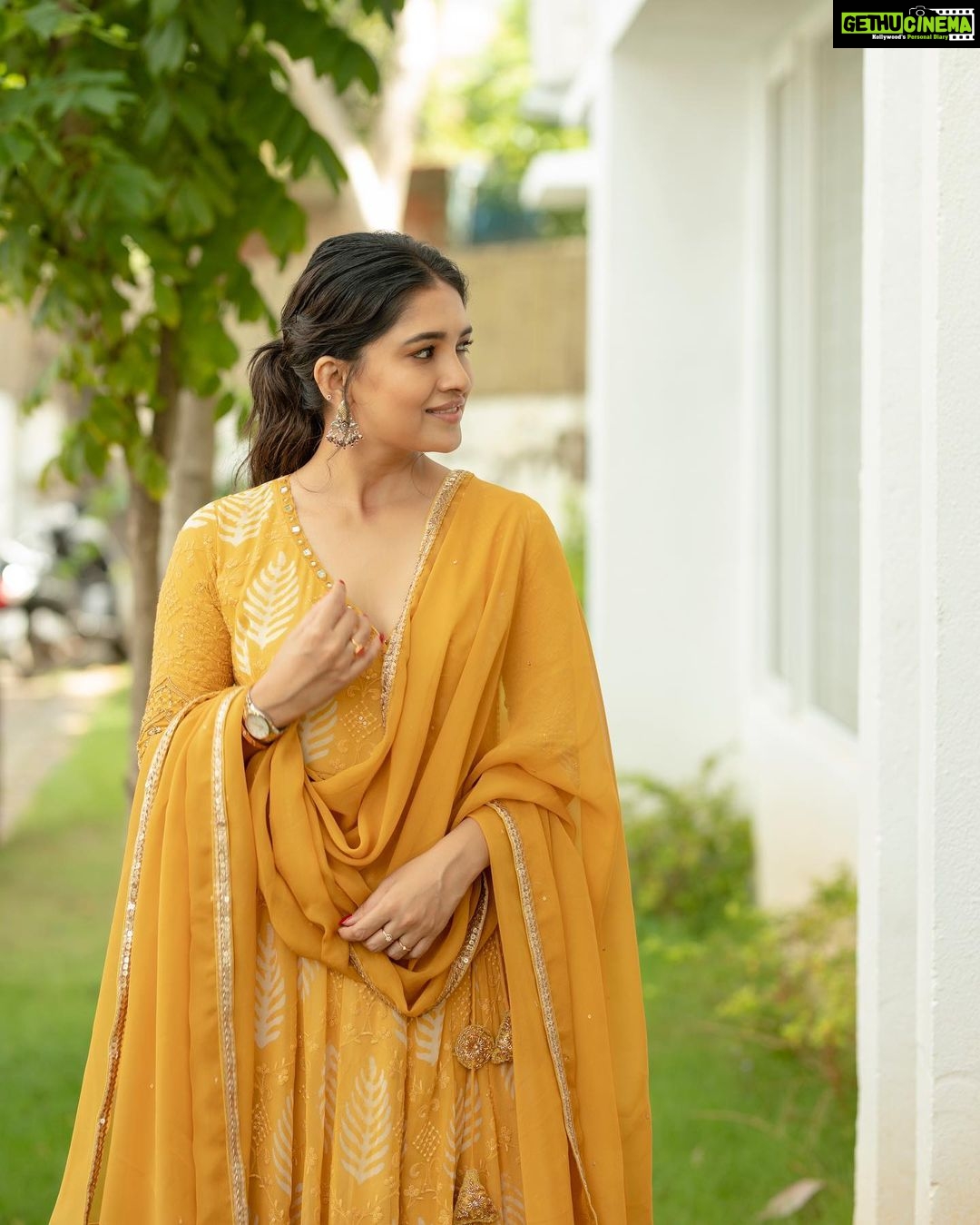 Vani Bhojan Instagram – 💛🧡 @label_afeera @pradejewels ...