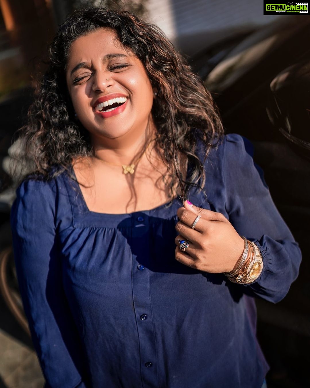 Veena Nair Instagram – Live 🥰love ️ laugh🤣 ️ U make me smile ️ 📸 ...