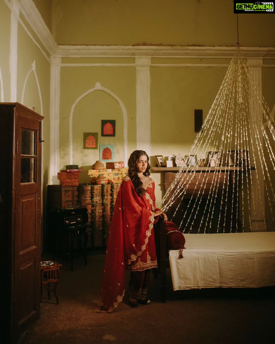 Wamiqa Gabbi Instagram – Saada Chidiyaan Da Chambaa Ve Babul Asaan Udd ...