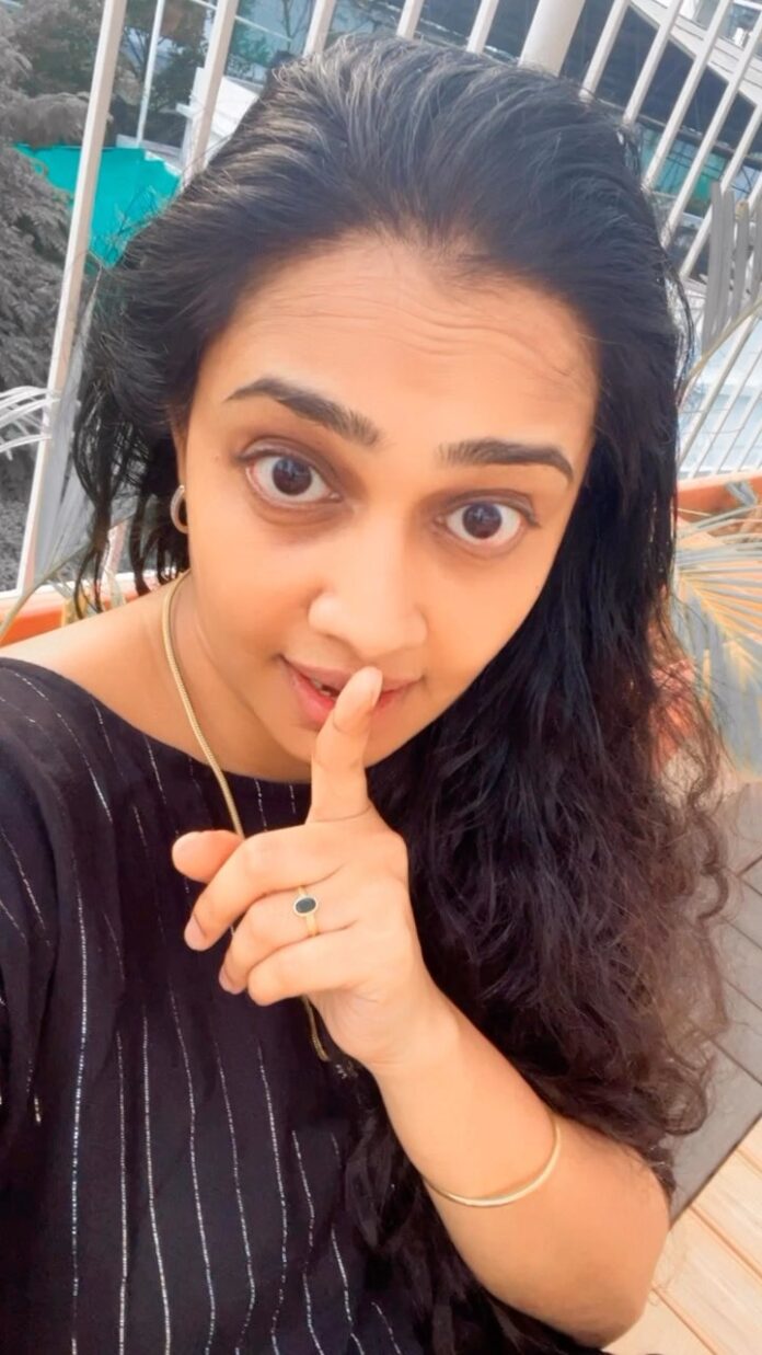 Actress Divya Padmini HD Photos and Wallpapers May 2023 - Gethu Cinema