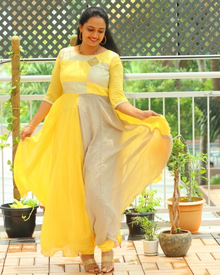 Actress Divya Padmini HD Photos and Wallpapers May 2023 - Gethu Cinema