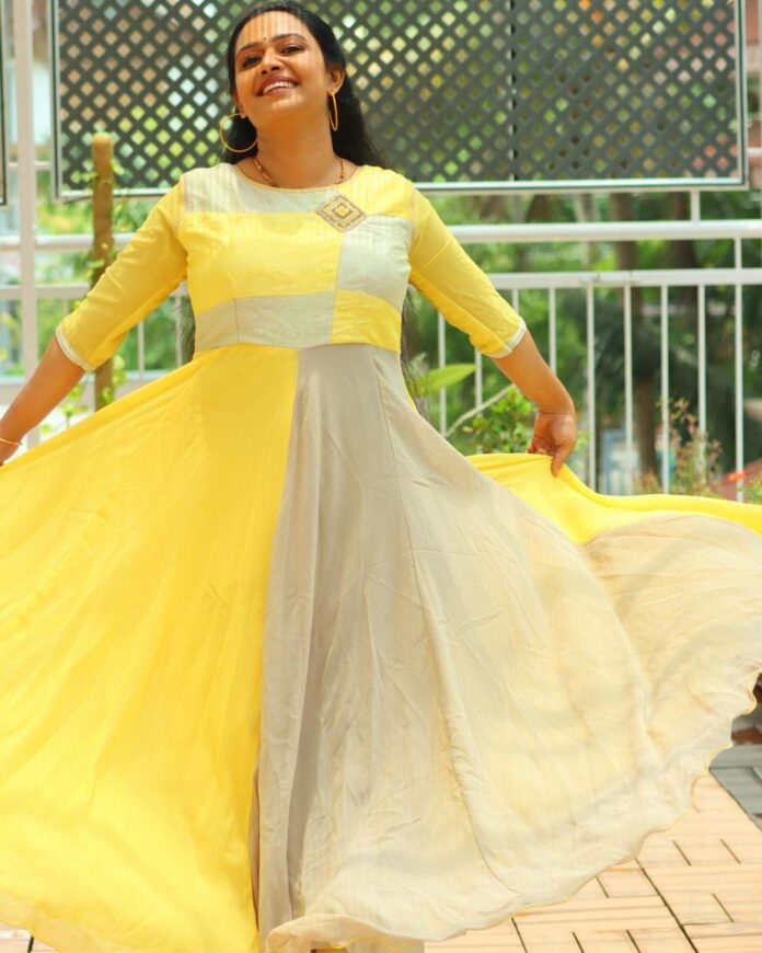 Actress Divya Padmini HD Photos and Wallpapers May 2023 - Gethu Cinema