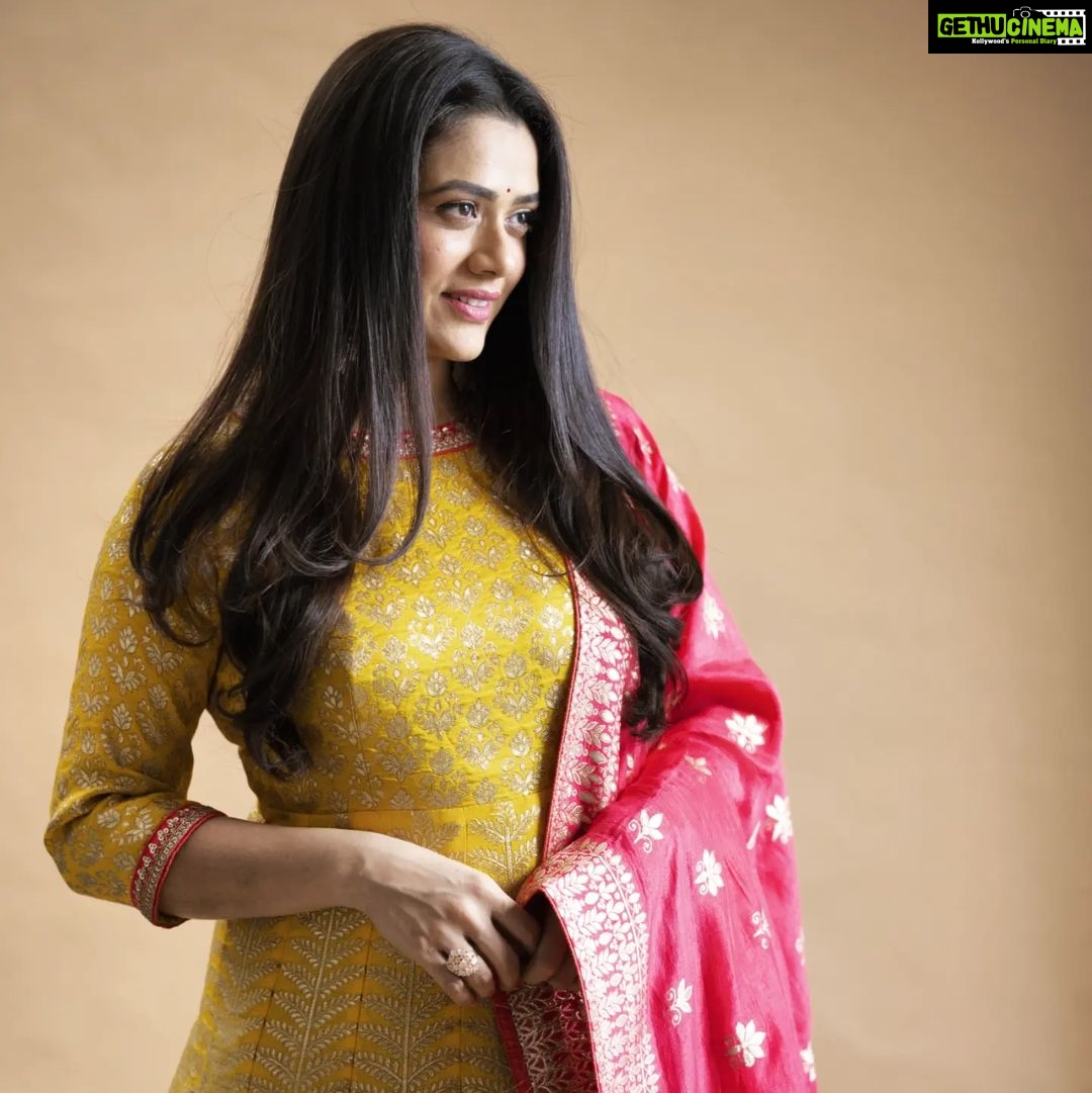 Girija Oak Instagram – Feeling rather sanskaari at the end of the year ...