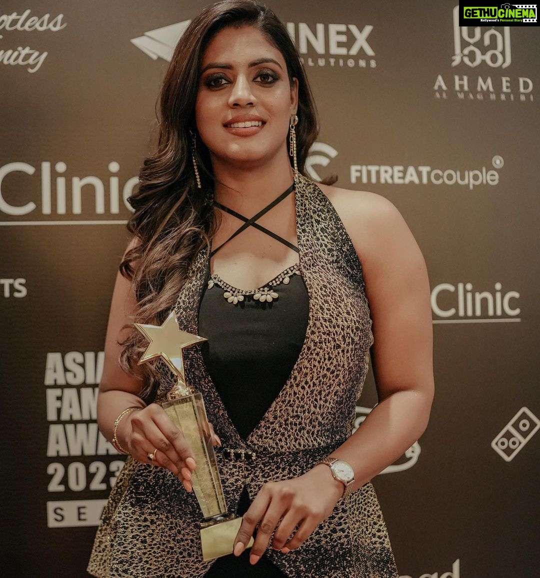 Actress Iniya HD Instagram Photos and Wallpapers April 2023 | Gethu Cinema