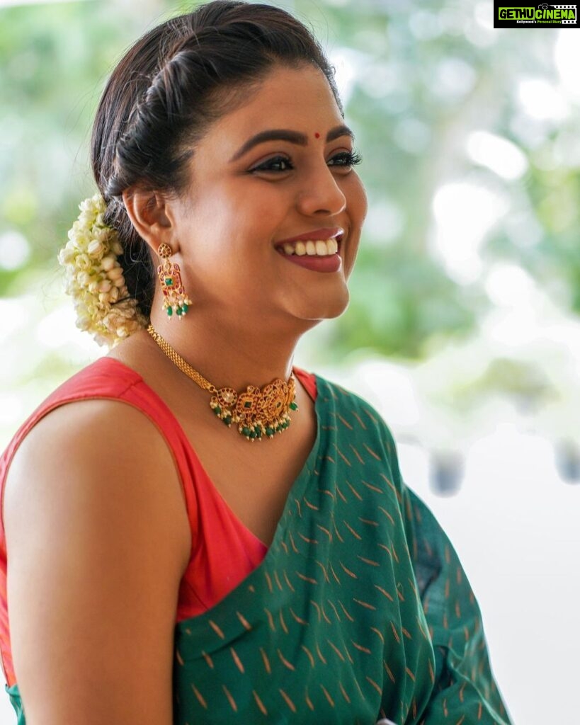 Actress Iniya HD Instagram Photos and Wallpapers April 2023 | Gethu Cinema