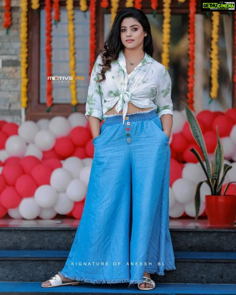 Actress Iniya HD Instagram Photos and Wallpapers April 2023 | Gethu Cinema