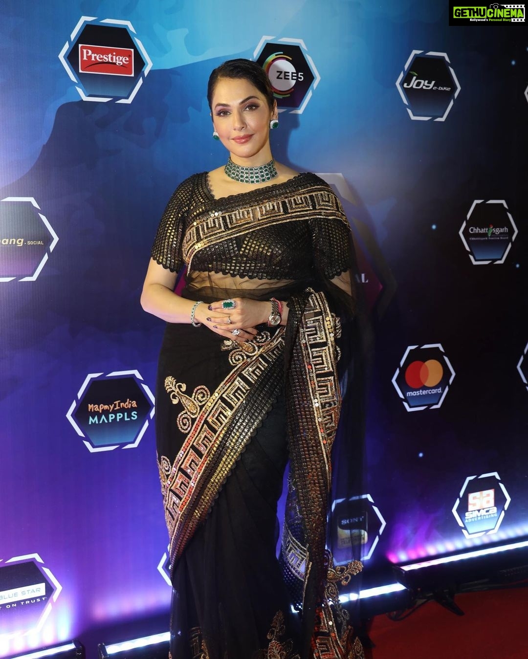 Isha Koppikar In Saree