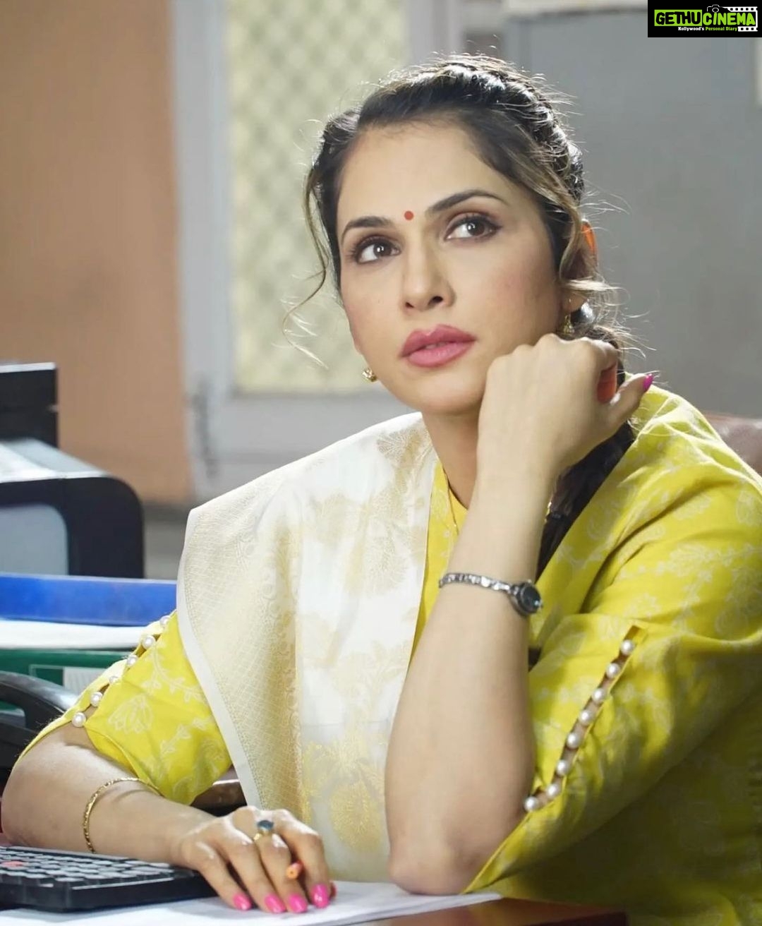 Actress Isha Koppikar HD Photos and Wallpapers December 2022 - Gethu Cinema