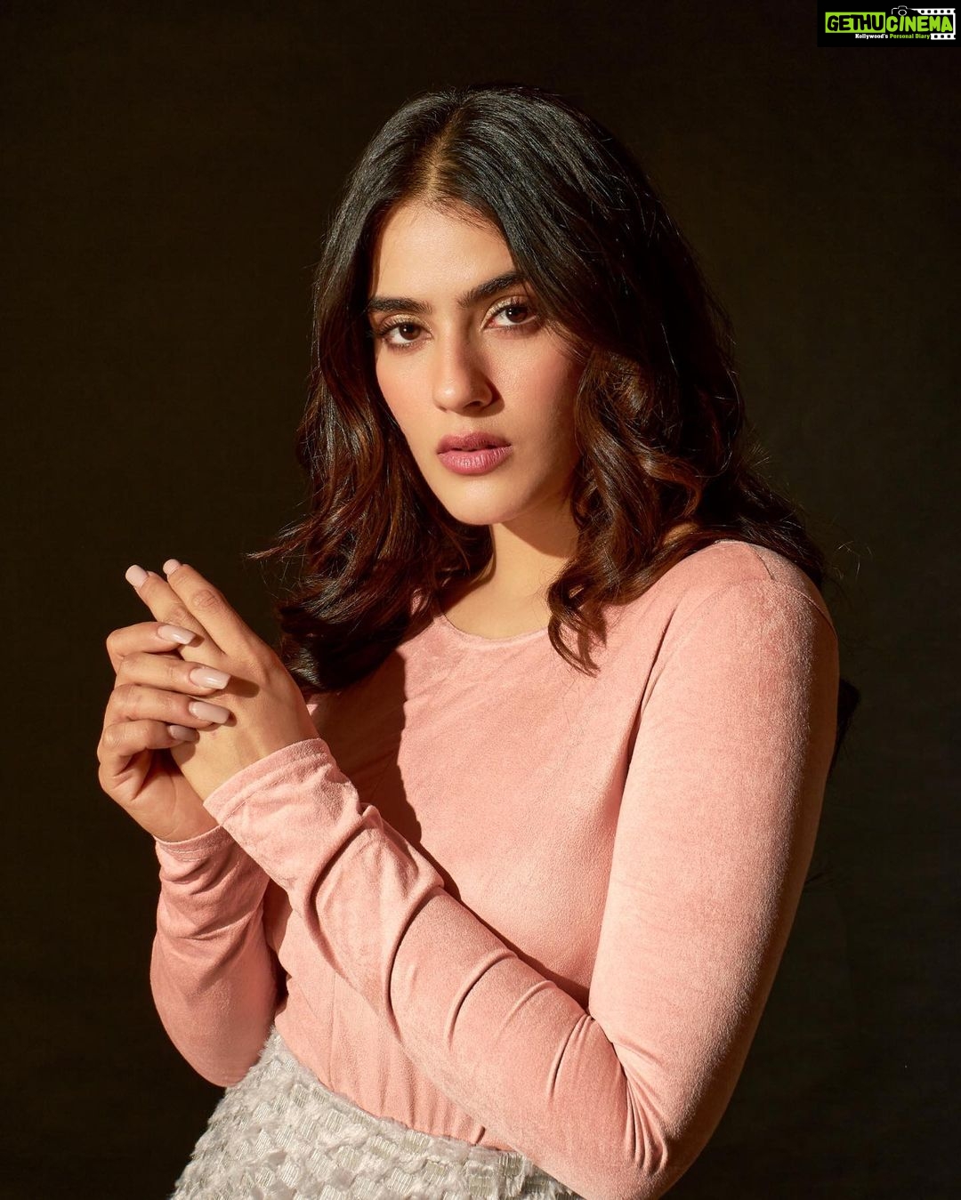 Kavya Thapar Instagram – 🪷 TEAM Shot by | @bhushanpunsephotography Hmu ...