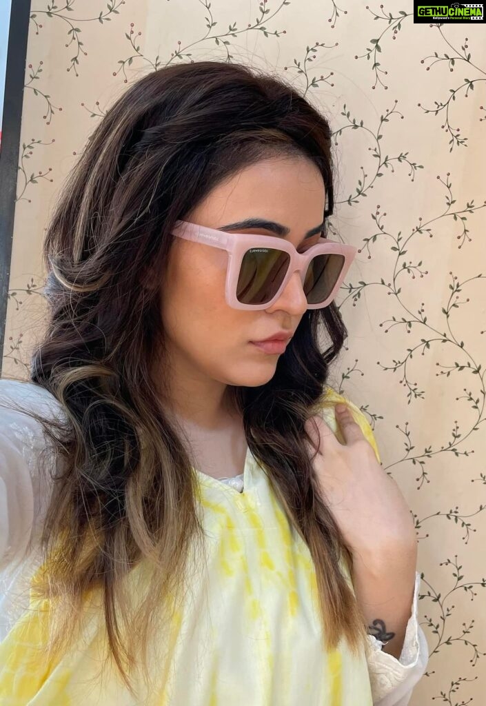 Sheena Bajaj Instagram – Day on on set #bestoflucknikki cast #vanshaj ...