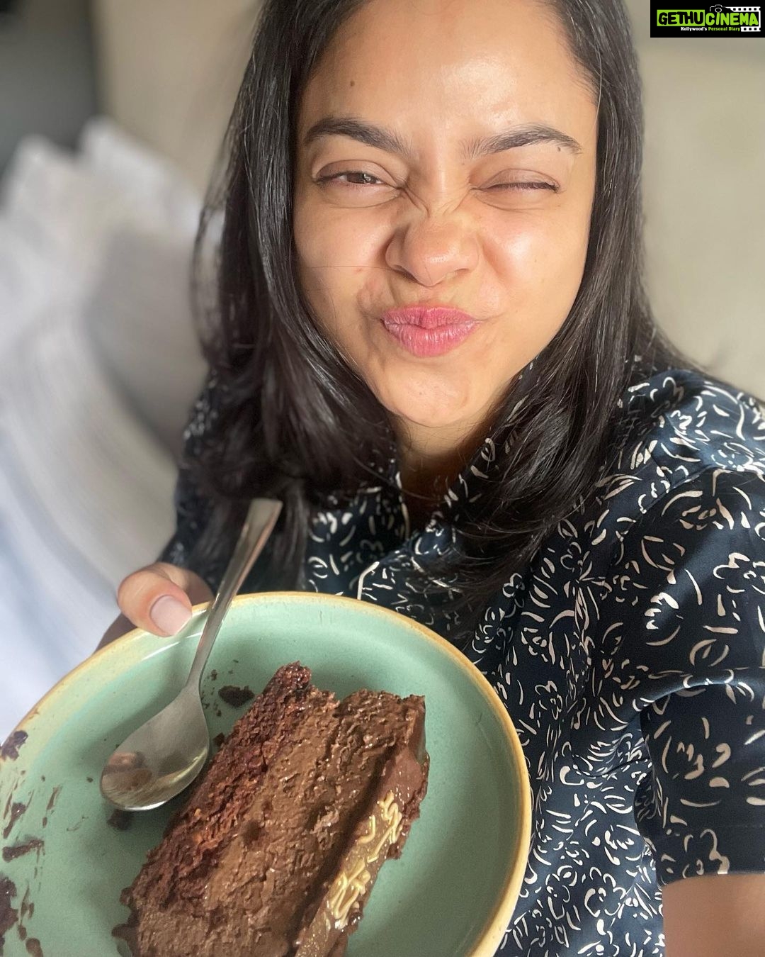 Sumona Chakravarti Instagram – Because i can cut my cake & eat it too ...