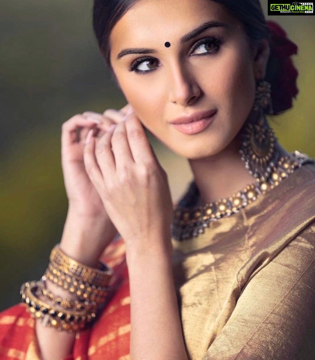 Tara Sutaria Instagram – 🥀 🪔 | Gethu Cinema