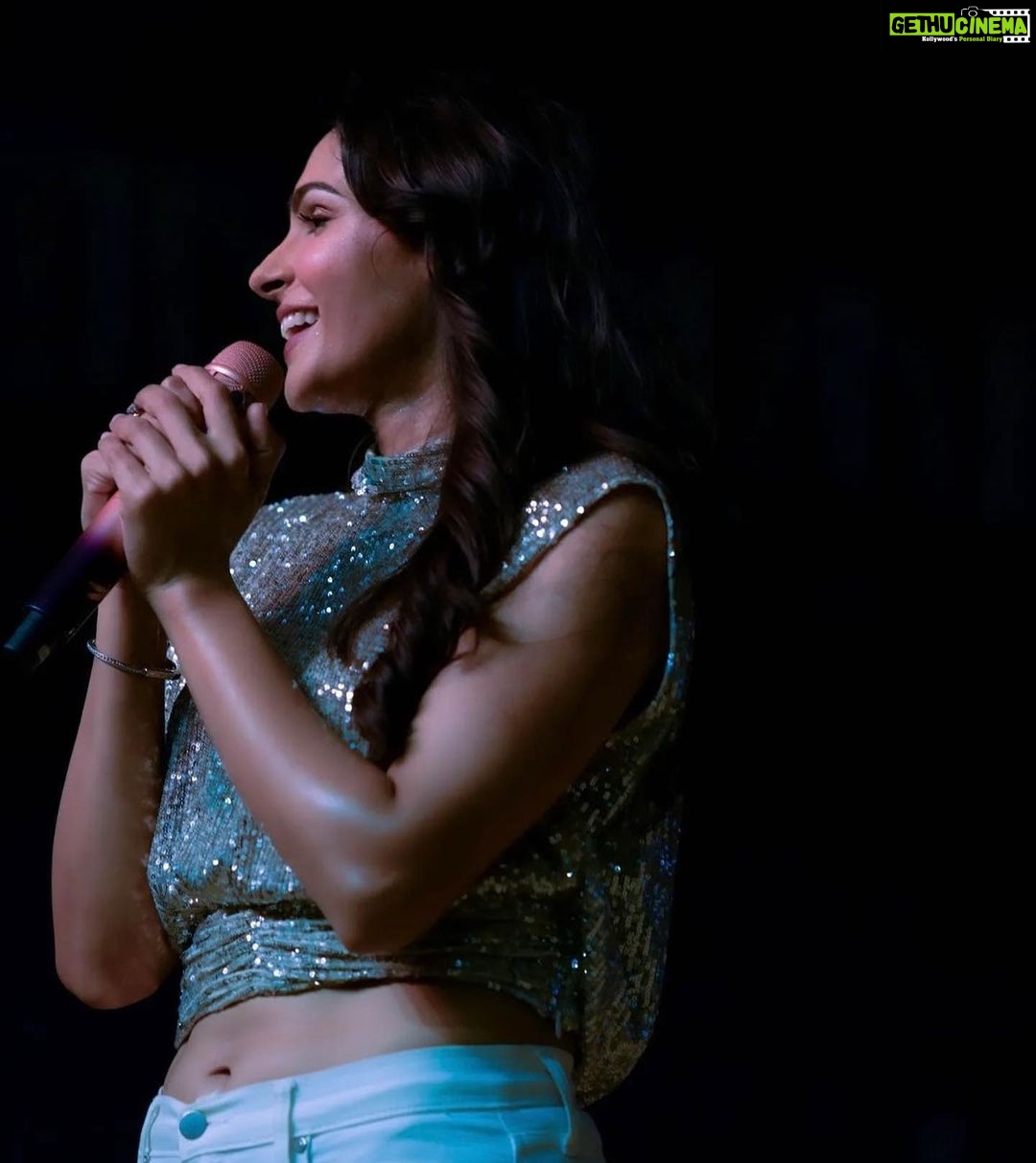 Actress Andrea Jeremiah HD Instagram Photos and Wallpapers May 2023 | Gethu Cinema