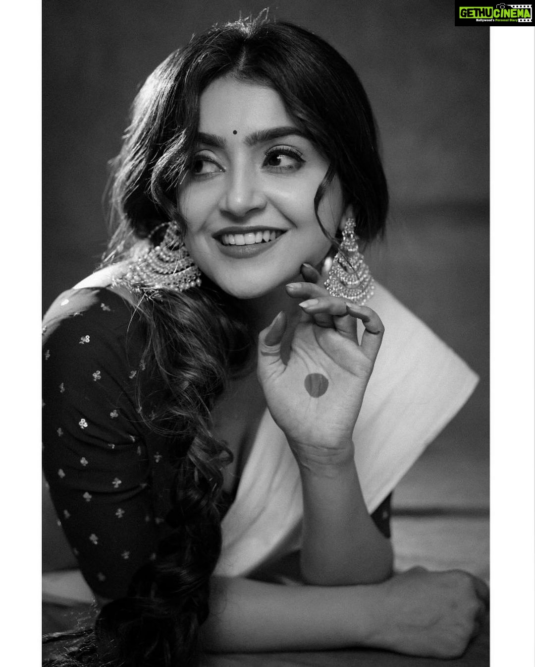 Avantika Mishra Instagram – My 🖤 belongs to the golden era of movies.💫 ...